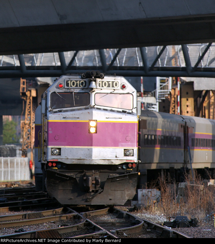 MBTA 1010 Outbound on North Station Leads